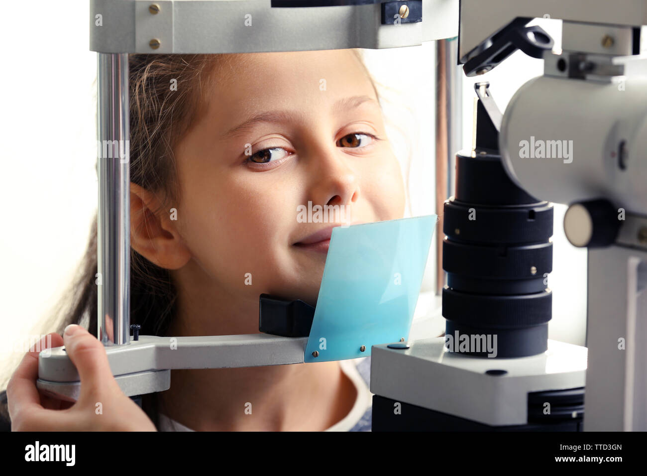 Small girl visit an optician Stock Photo - Alamy