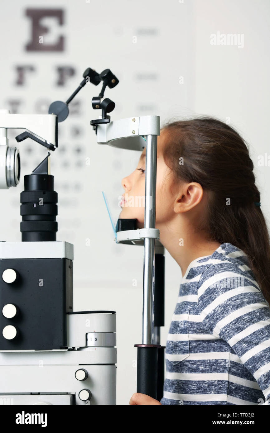 Small girl visit an optician Stock Photo - Alamy