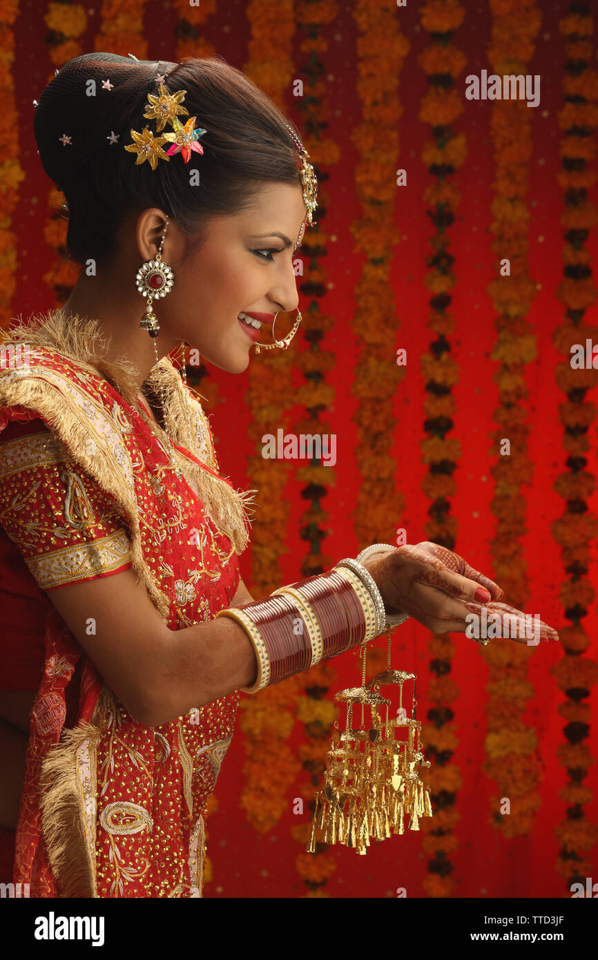 Indian bride cupping her hands Stock Photo - Alamy