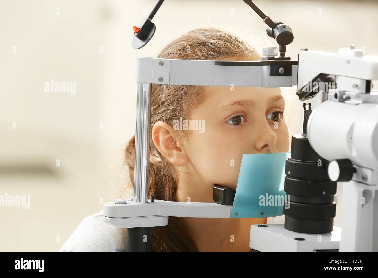 Small girl visit an optician Stock Photo - Alamy