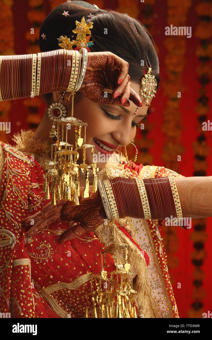 Indian bride in traditional wedding dress and smiling Stock Photo - Alamy