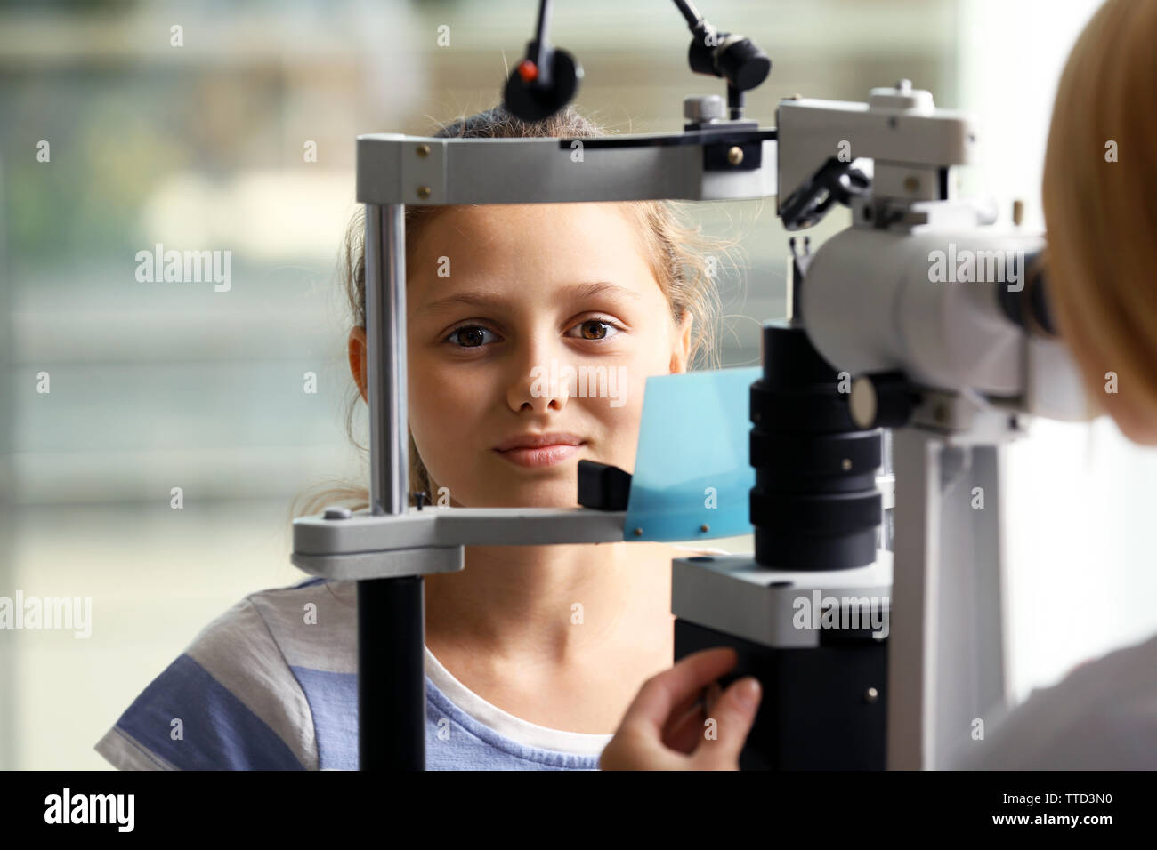Small girl visit an optician Stock Photo - Alamy