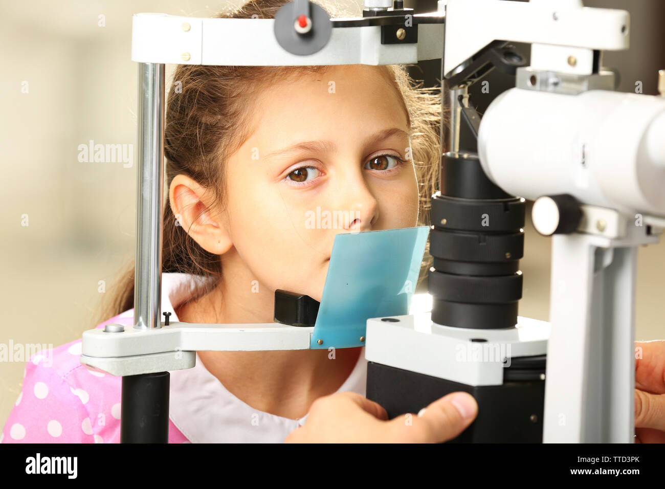 Small girl visit an optician Stock Photo - Alamy