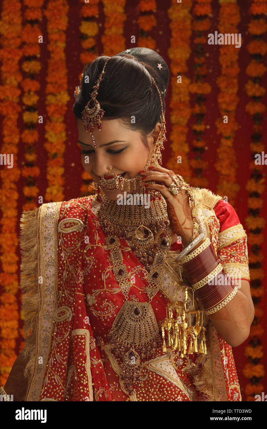 Indian bride in traditional wedding dress Stock Photo - Alamy