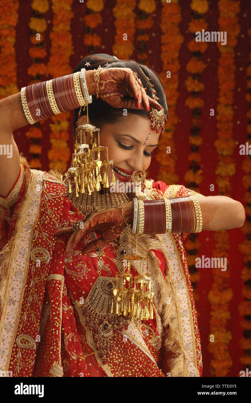Indian bride in traditional wedding dress Stock Photo - Alamy