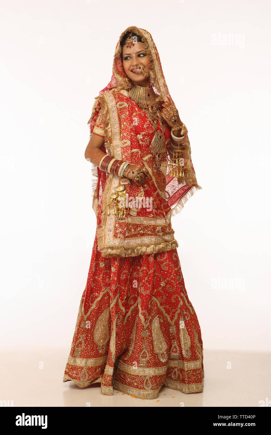 Indian bride in traditional wedding dress Stock Photo - Alamy