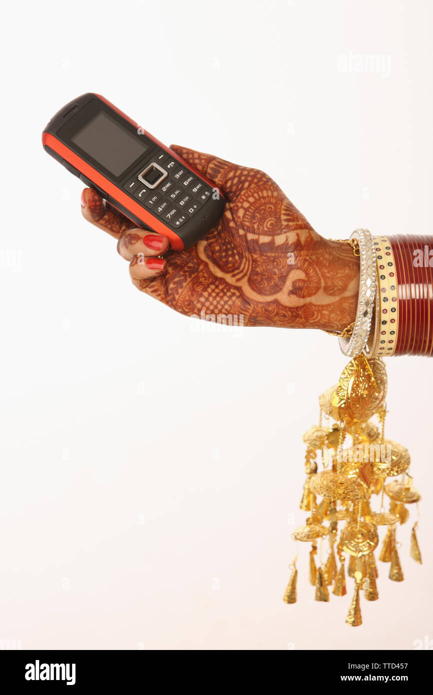 Close up of an Indian bride holding a mobile phone Stock Photo - Alamy