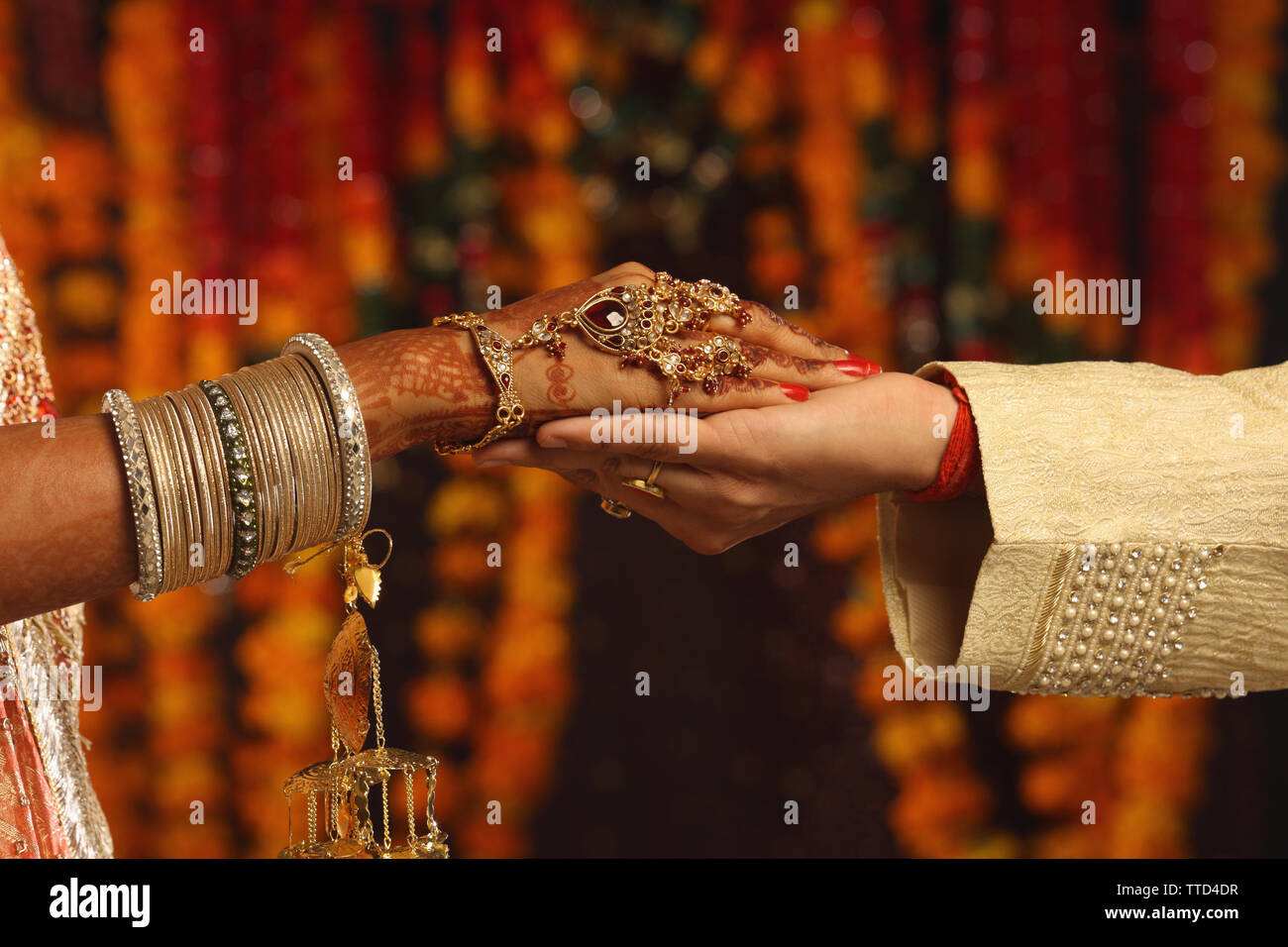 Newlywed couple promising to each other in wedding ceremony Stock Photo ...