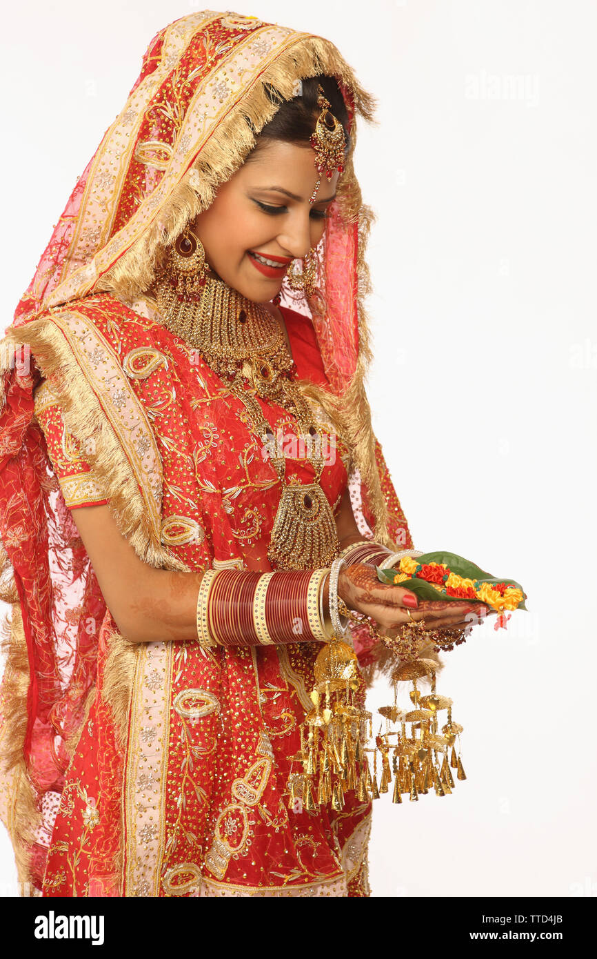 Indian bride performing traditional ritual Stock Photo - Alamy