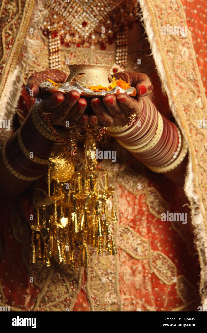 Indian bride performing traditional ritual Stock Photo - Alamy