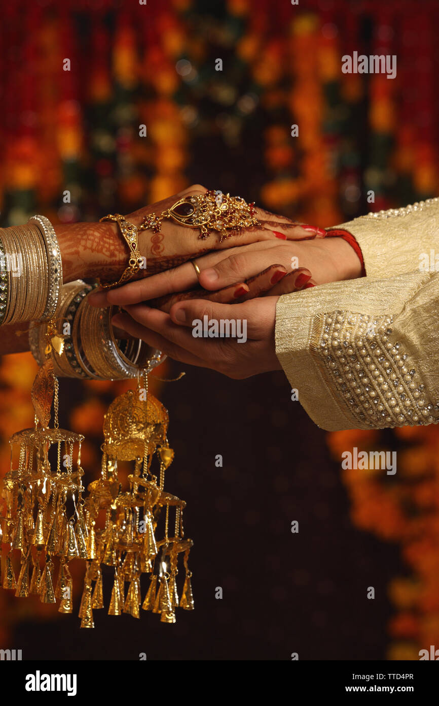Newlywed couple promising to each other in wedding ceremony Stock Photo ...