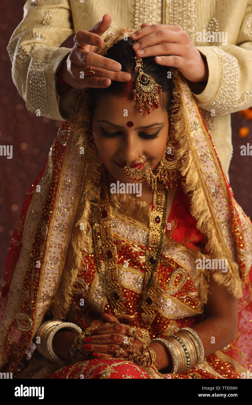 Woman applying sindoor hi-res stock photography and images - Alamy