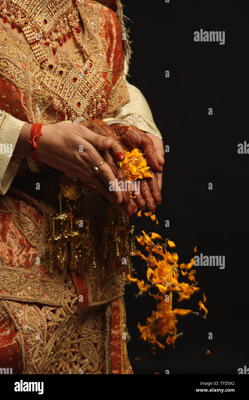 Newlywed couple performing traditional ritual Stock Photo - Alamy
