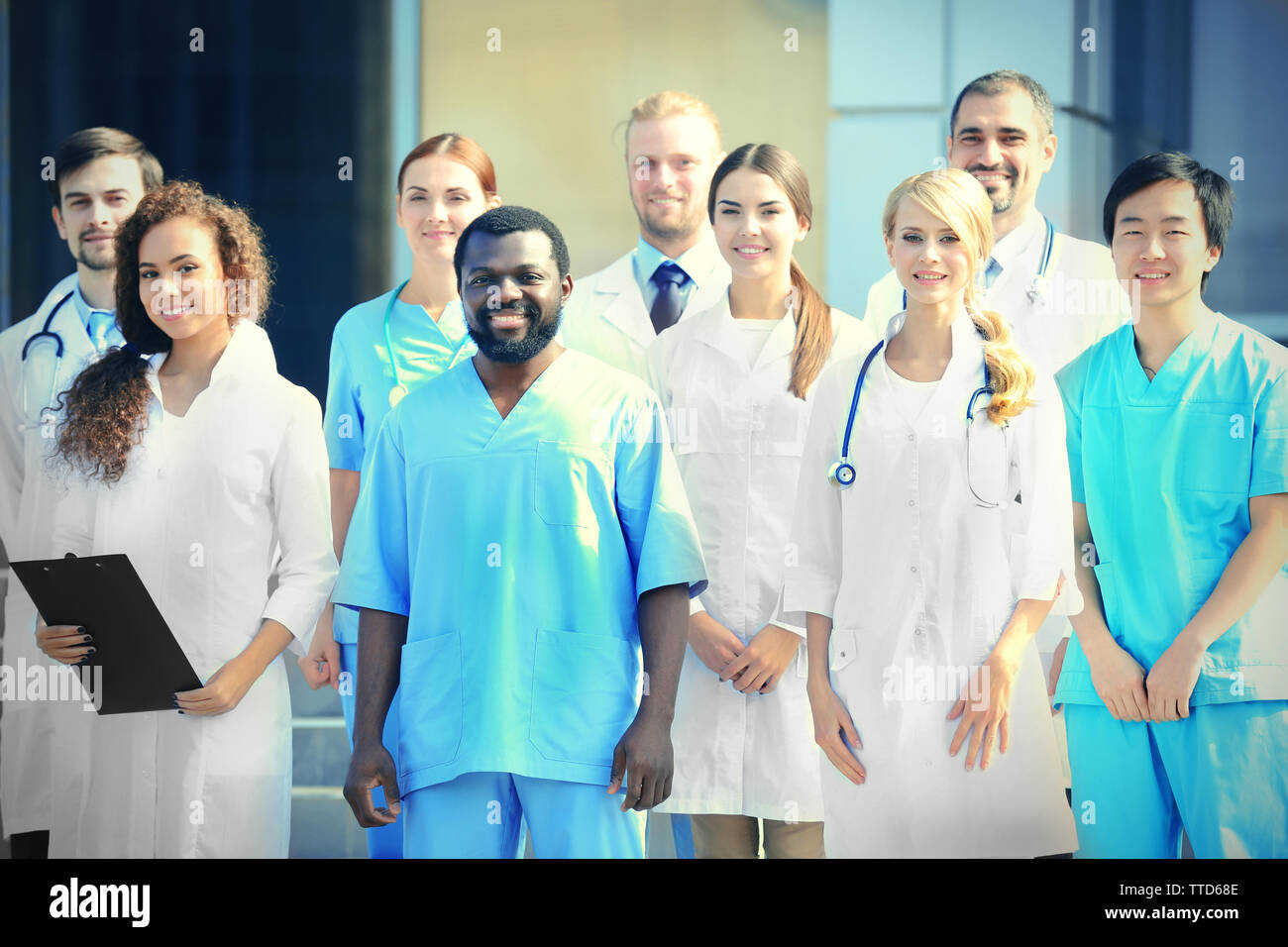Doctors team building hi-res stock photography and images - Alamy