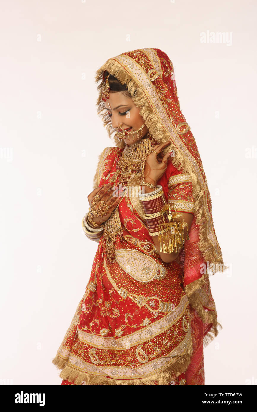 Indian bride in traditional wedding dress Stock Photo - Alamy