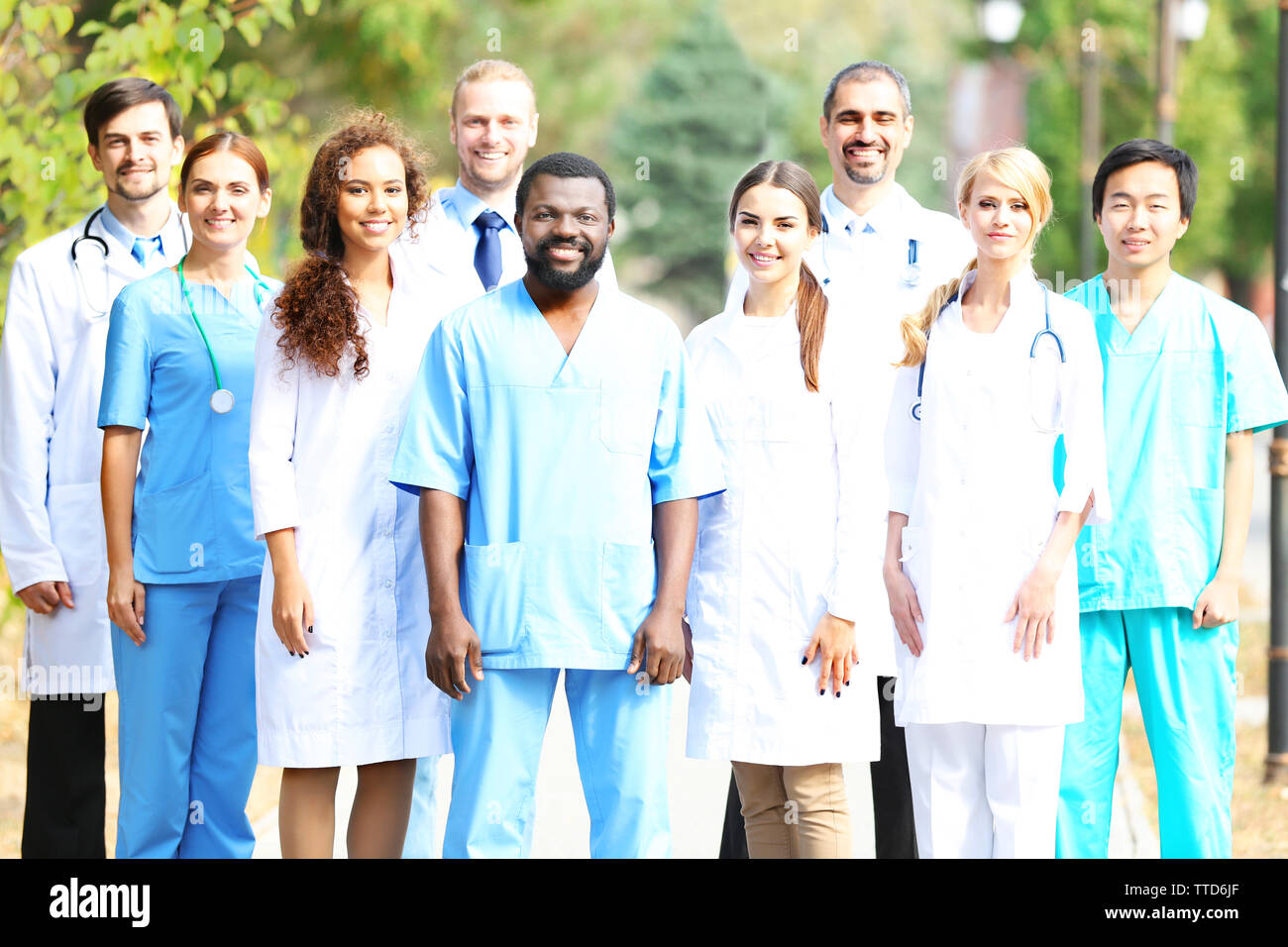 Doctors team outdoors hi-res stock photography and images - Alamy