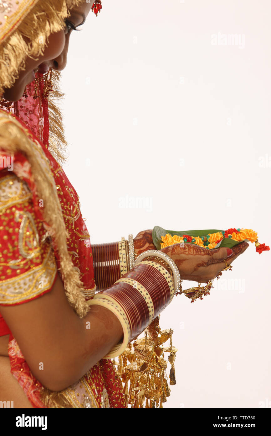 Indian bride performing traditional ritual Stock Photo - Alamy