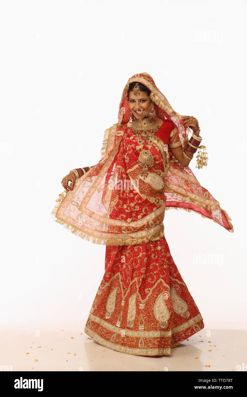 Indian bride dancing in traditional wedding dress Stock Photo - Alamy