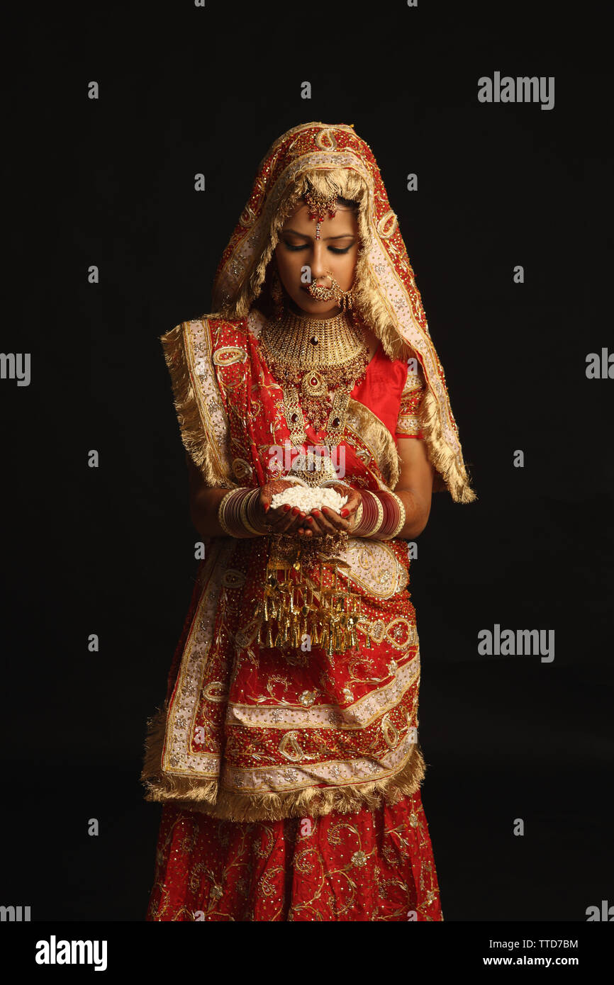 Indian bride performing traditional ritual Stock Photo - Alamy