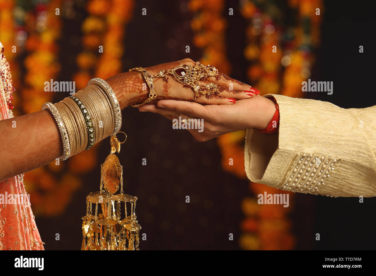 Newlywed couple promising to each other in wedding ceremony Stock Photo ...