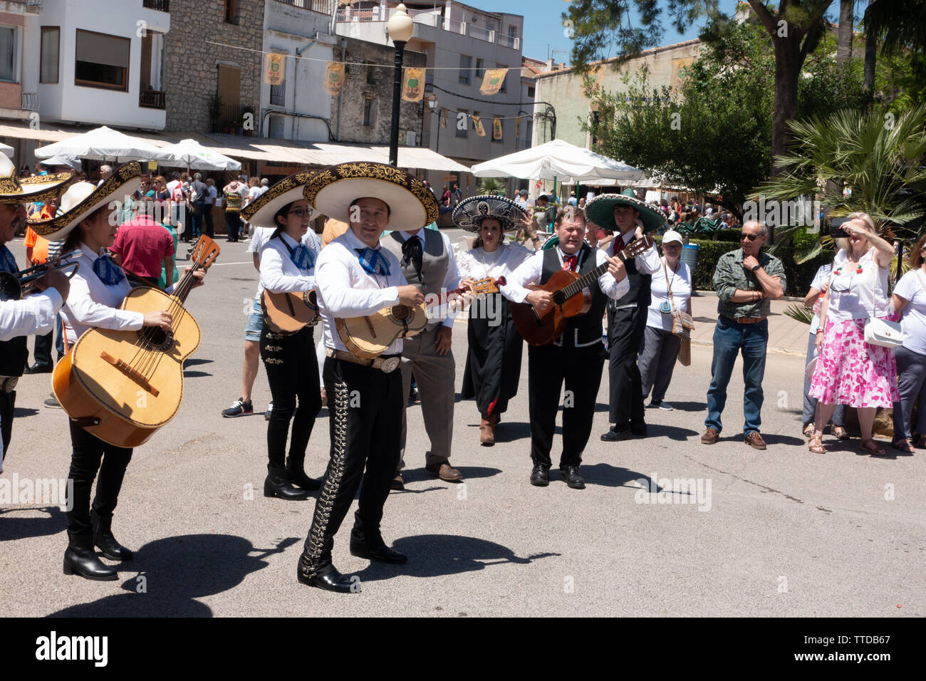 Visit entertainment performing performance hi-res stock photography and ...