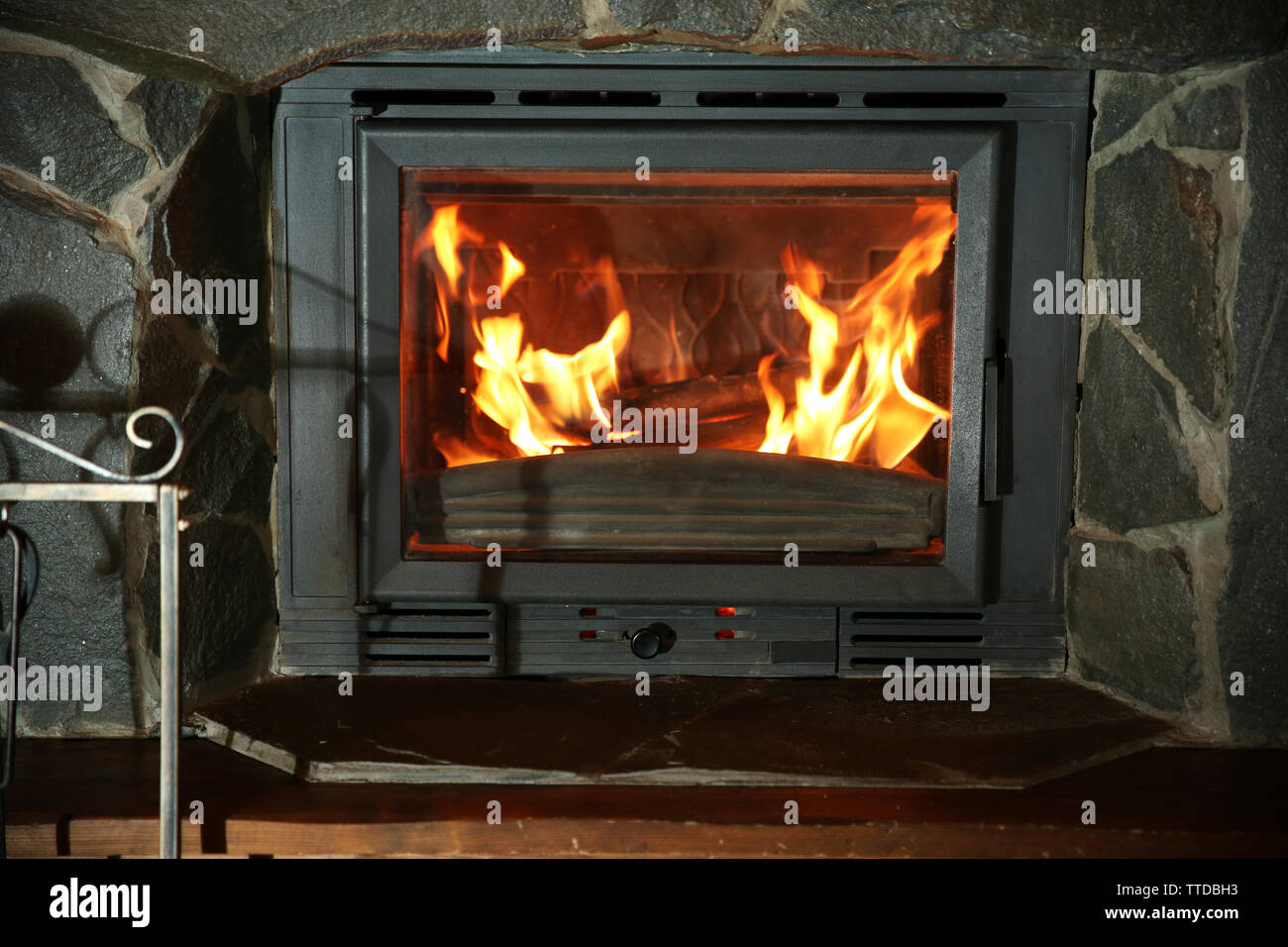 Flaming fireplace living room hi-res stock photography and images - Alamy