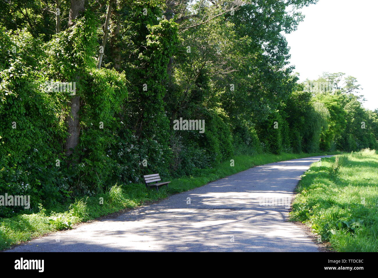 Pathway through the fields hi-res stock photography and images - Alamy