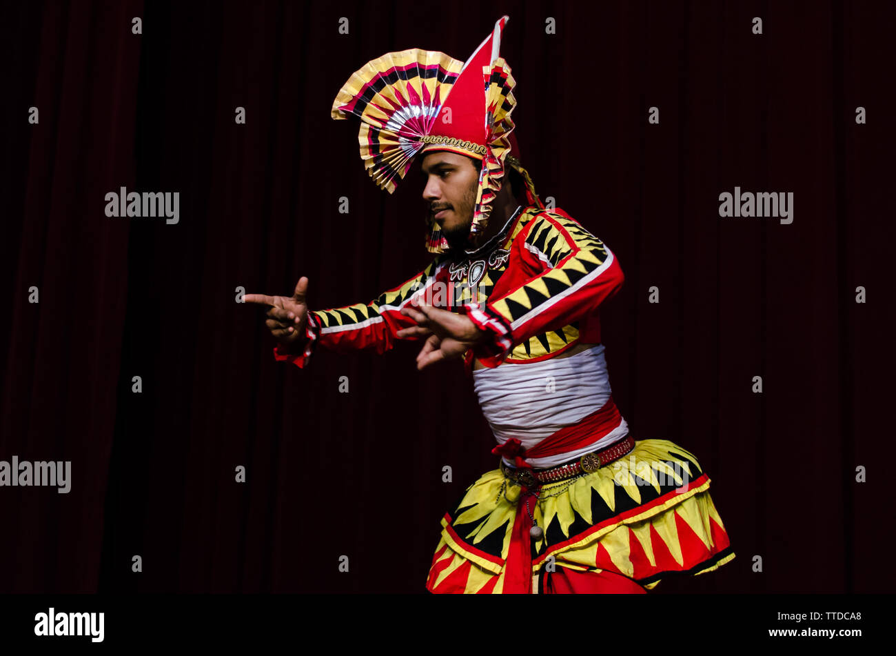 Kandian dancer hi-res stock photography and images - Alamy