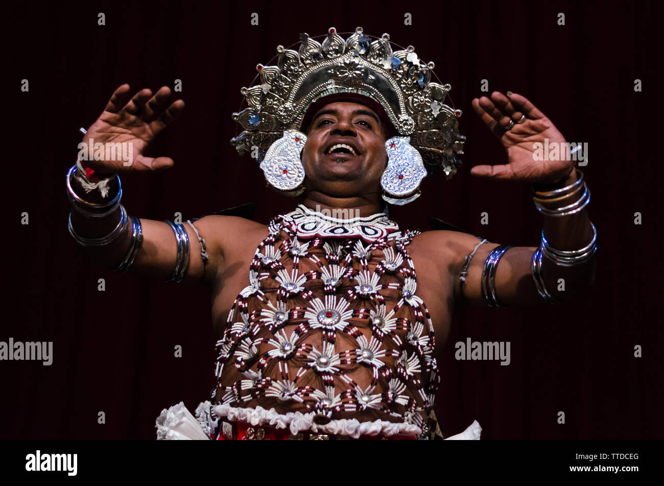 Kandian dancer hi-res stock photography and images - Alamy