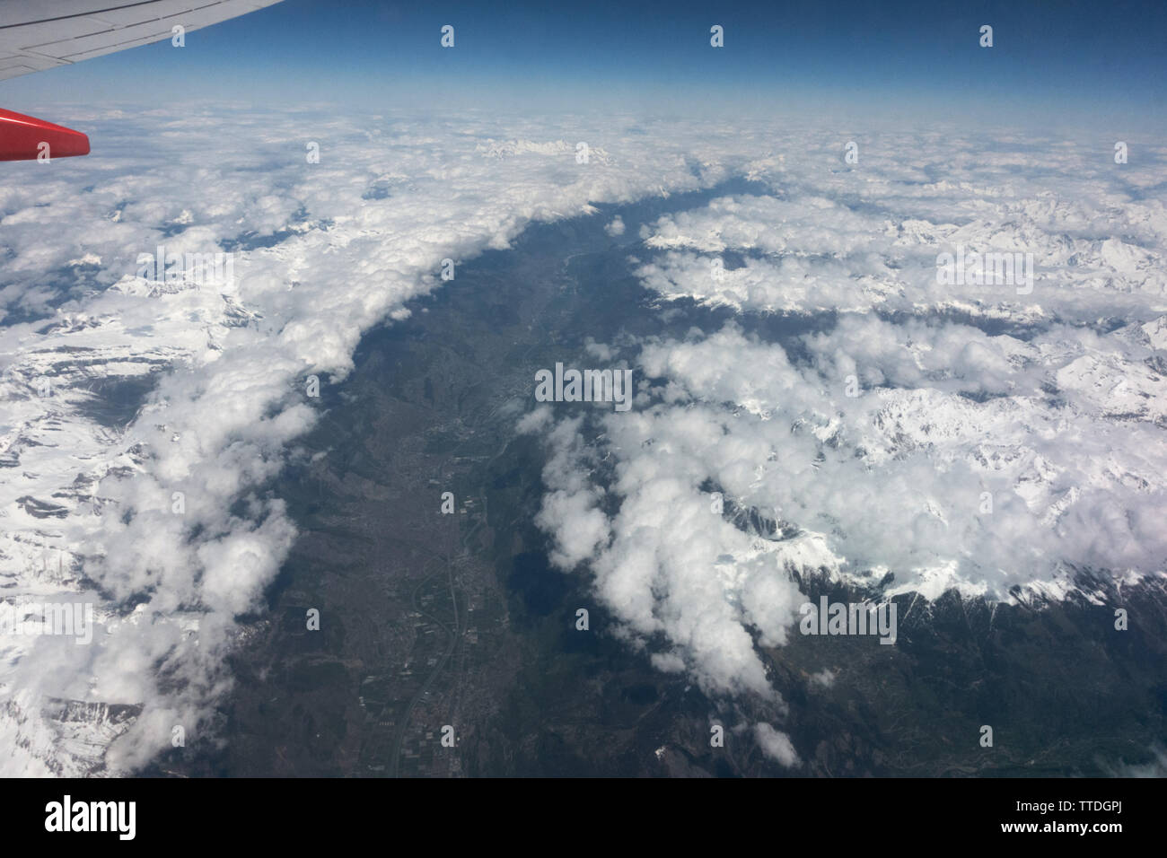 View from a cabin window of a Boeing 737 above the clouds Stock Photo ...