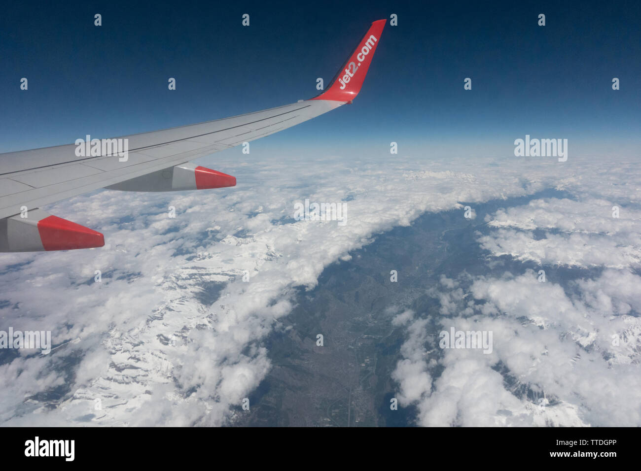 View from a cabin window of a Boeing 737 above the clouds Stock Photo ...
