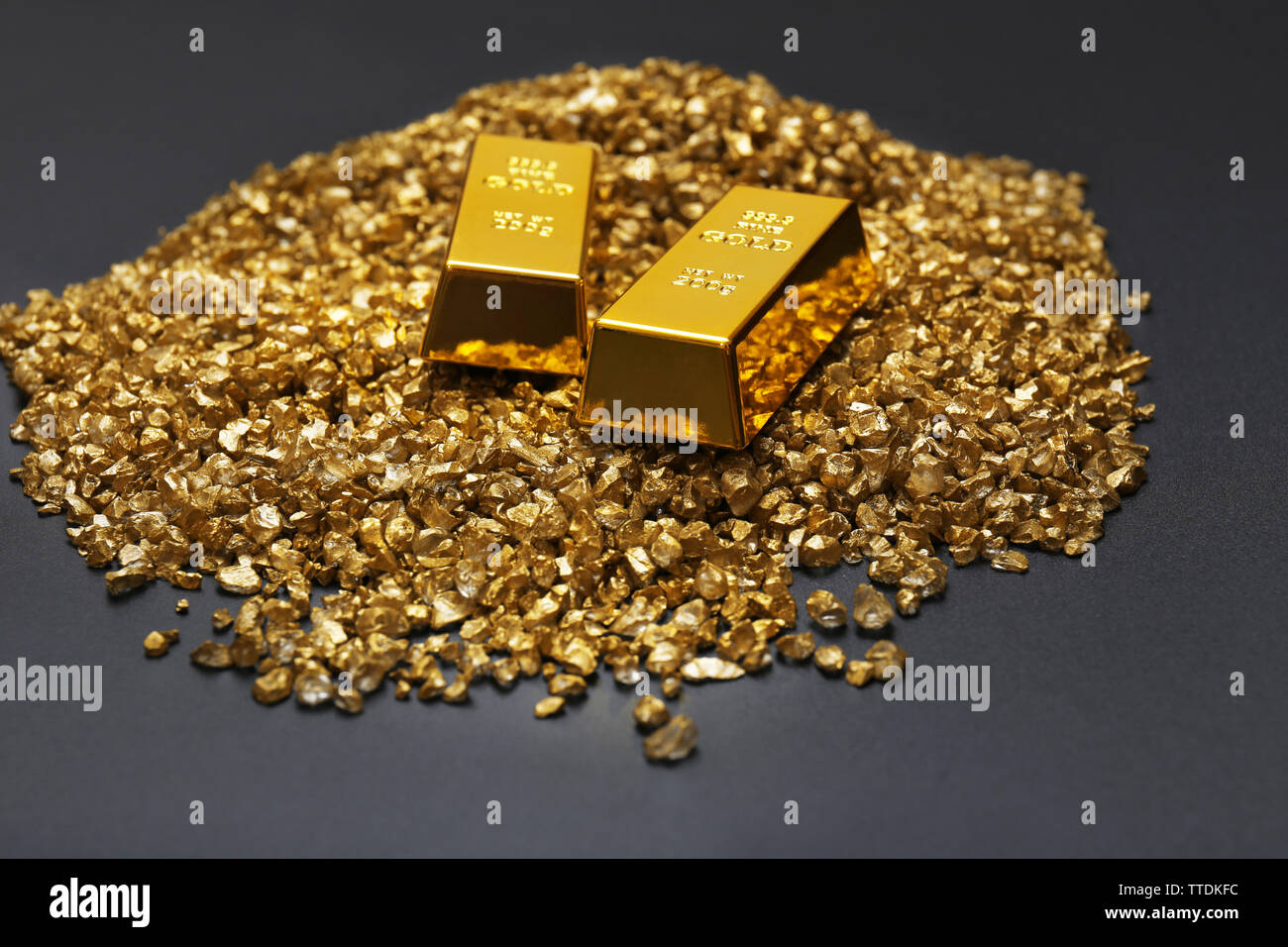 Gold bars and nugget grains, on grey background Stock Photo - Alamy