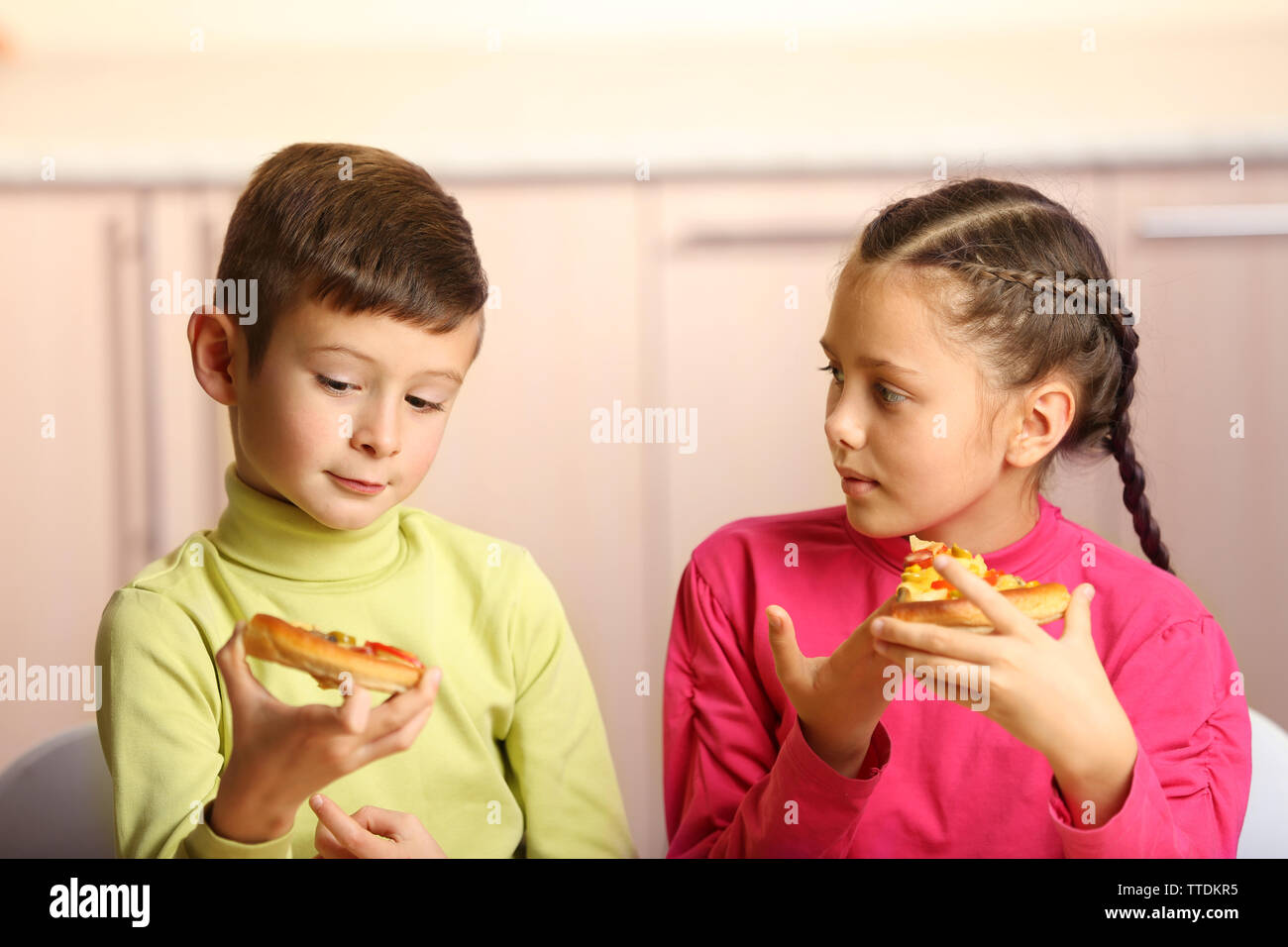 Children eating pizza at home Stock Photo - Alamy