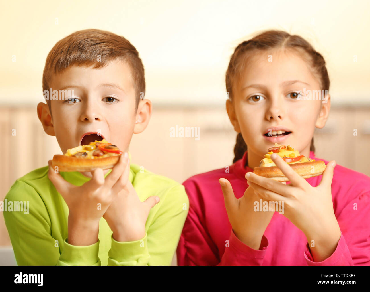 Children eating pizza at home Stock Photo - Alamy