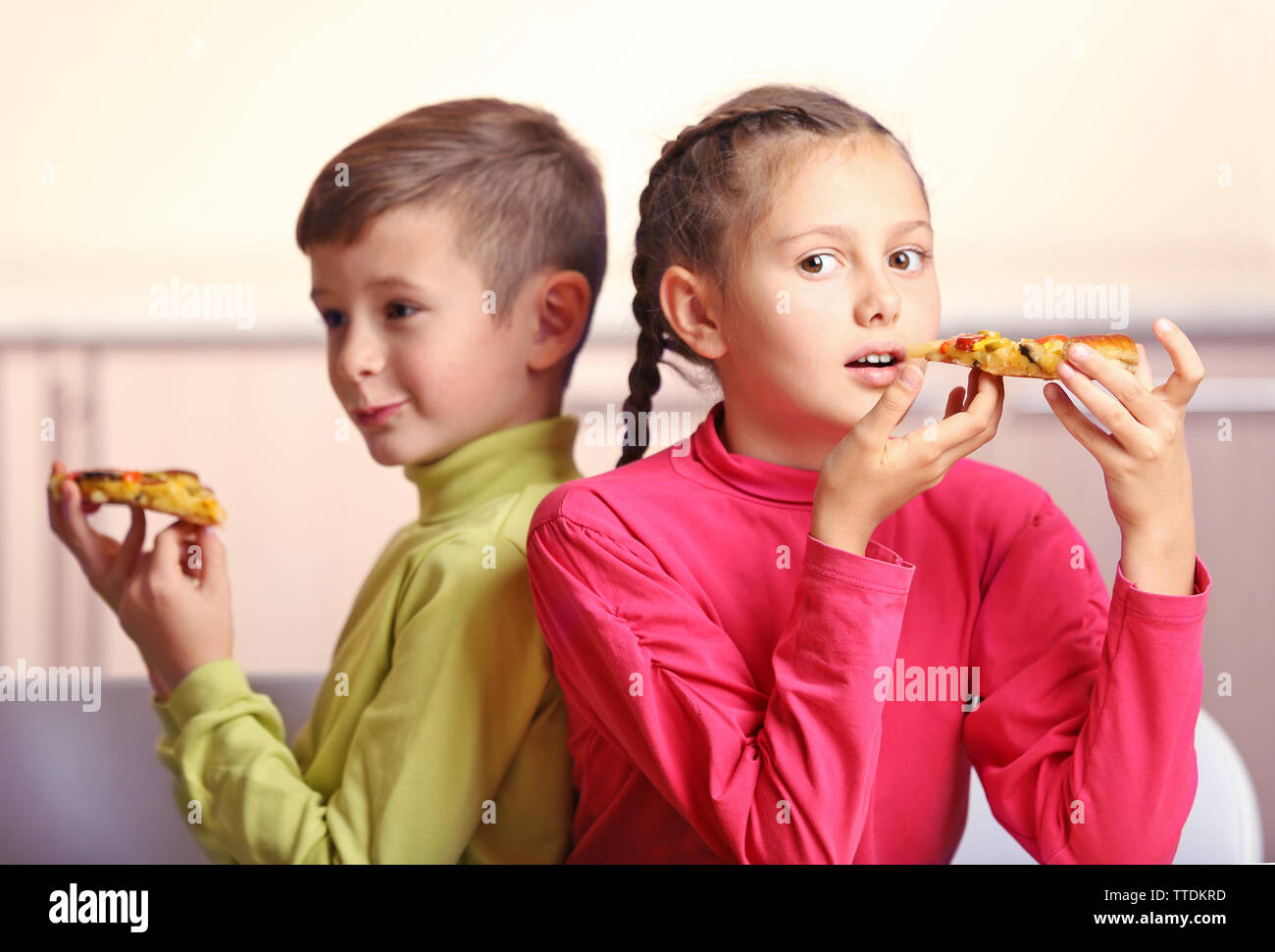 Children eating pizza at home Stock Photo - Alamy