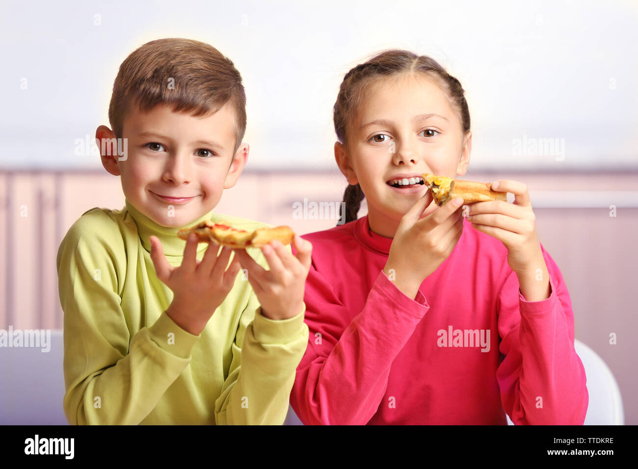 Children eating pizza at home Stock Photo - Alamy