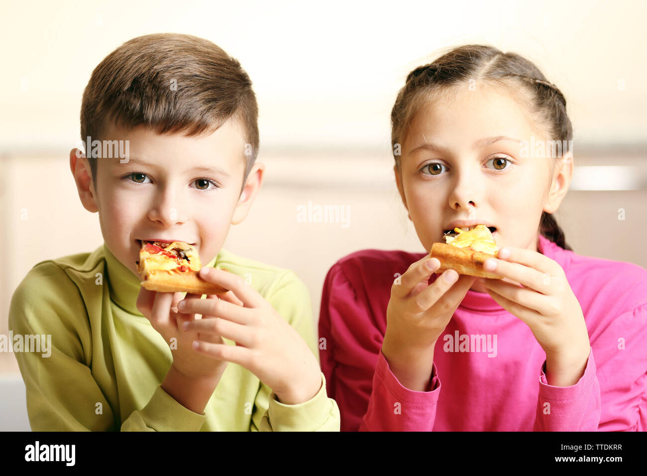 Children eating pizza at home Stock Photo - Alamy