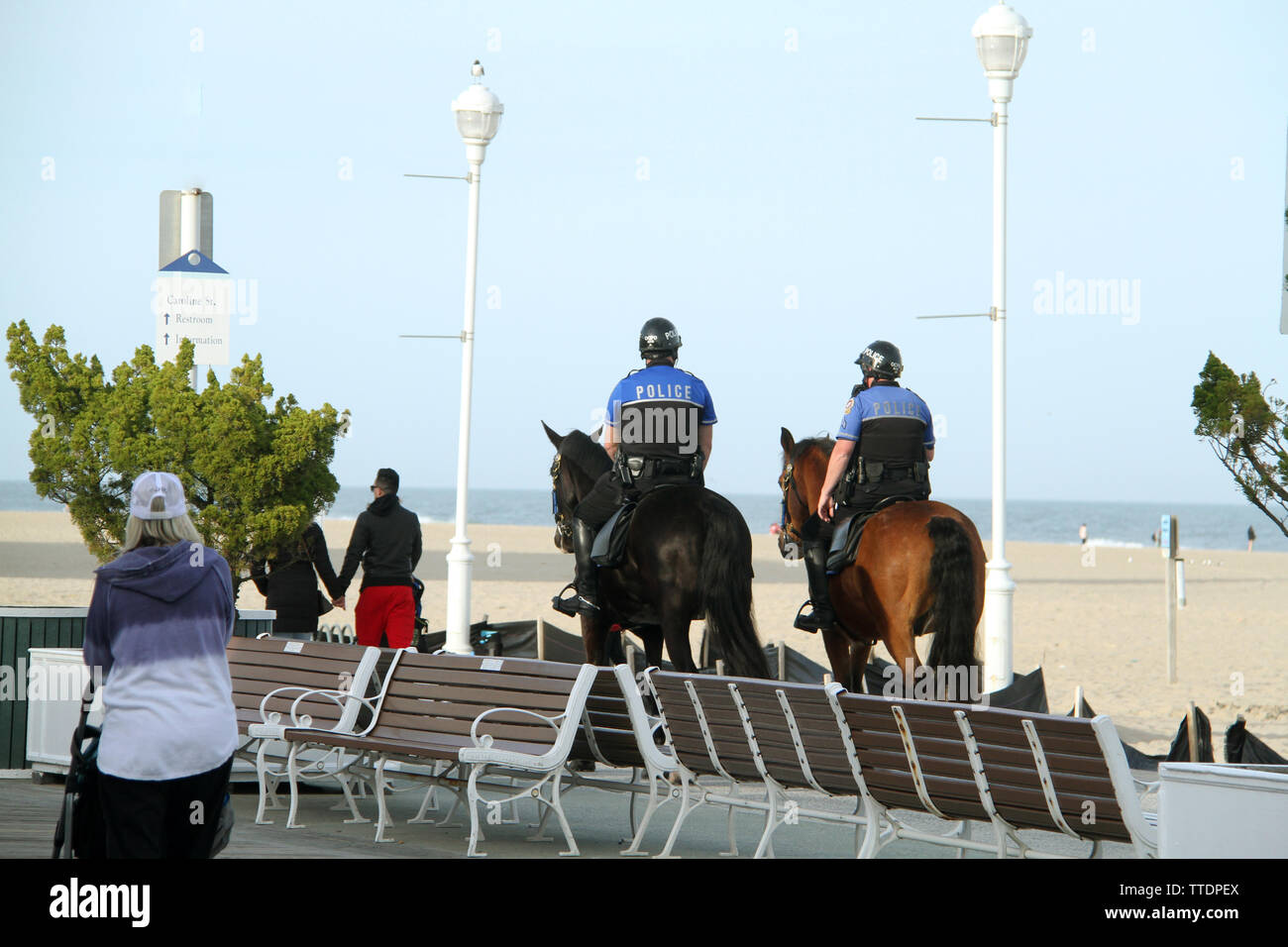 Mounted police on beach hi-res stock photography and images - Alamy