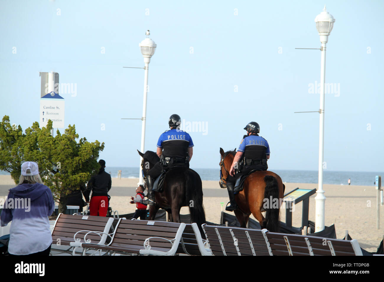 Mounted police on beach hi-res stock photography and images - Alamy