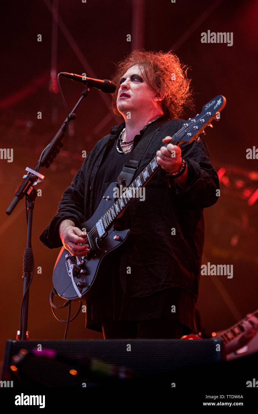 Robert smith the cure hi-res stock photography and images - Alamy