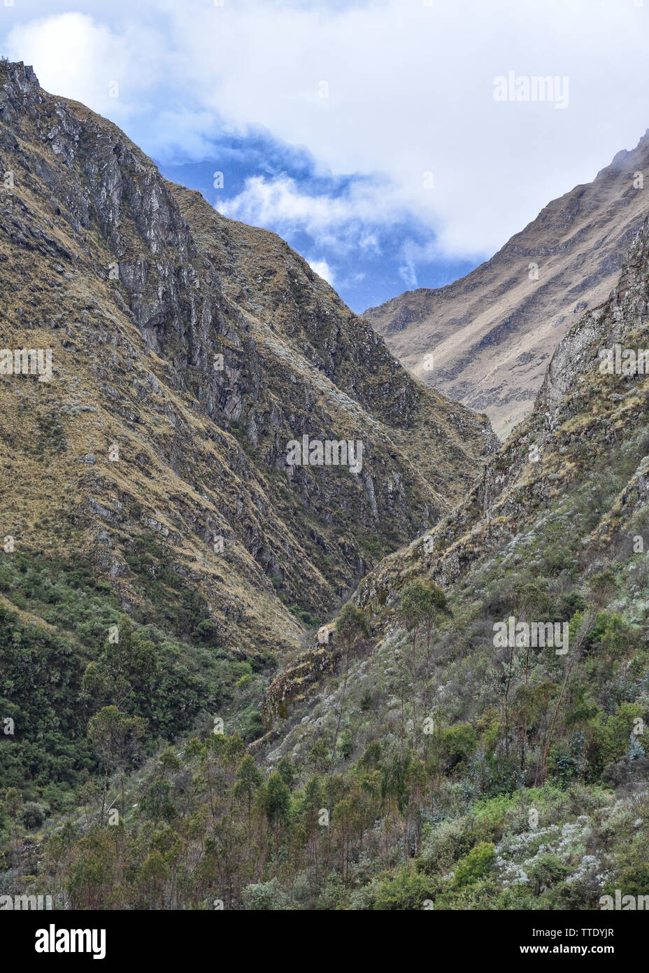 Andean mountain scenery in the Silke Valley. Ancascocha Trek, Cusco ...