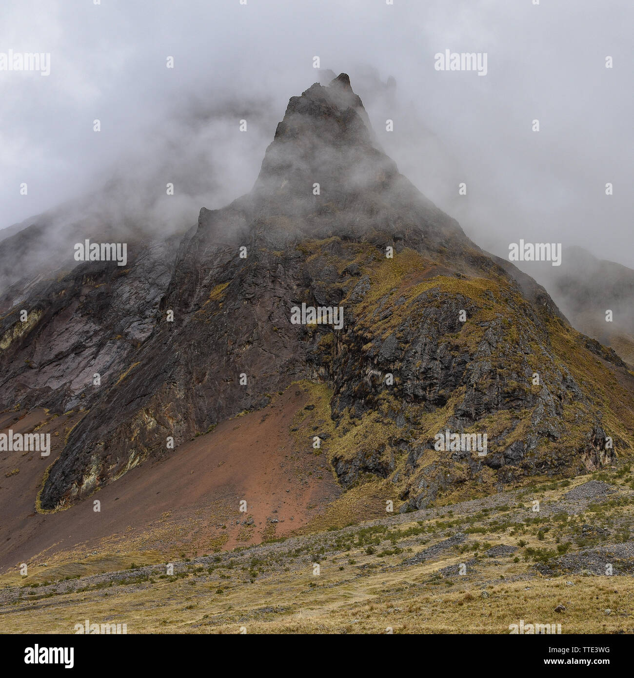Dramatic Andes mountain scenery in the Quesqa Valley. Ancascocha, Cusco ...