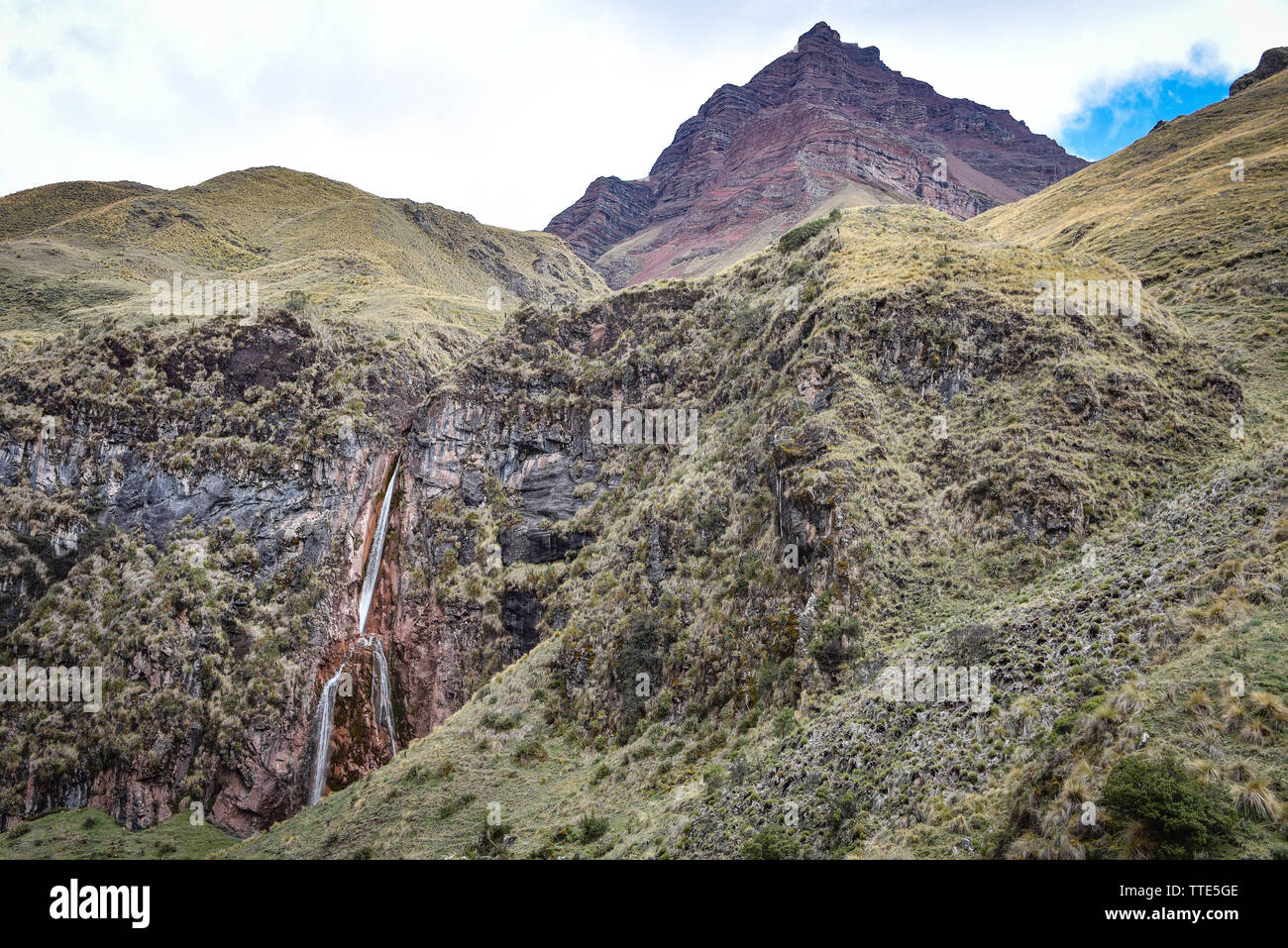 Dramatic Andes mountain scenery in the Quesqa Valley. Ancascocha, Cusco ...