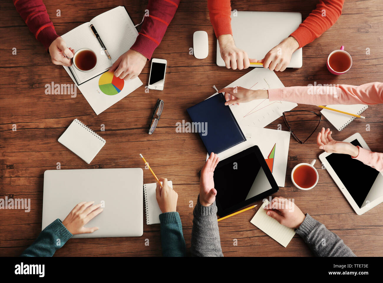 Business meeting table top view hi-res stock photography and images - Alamy