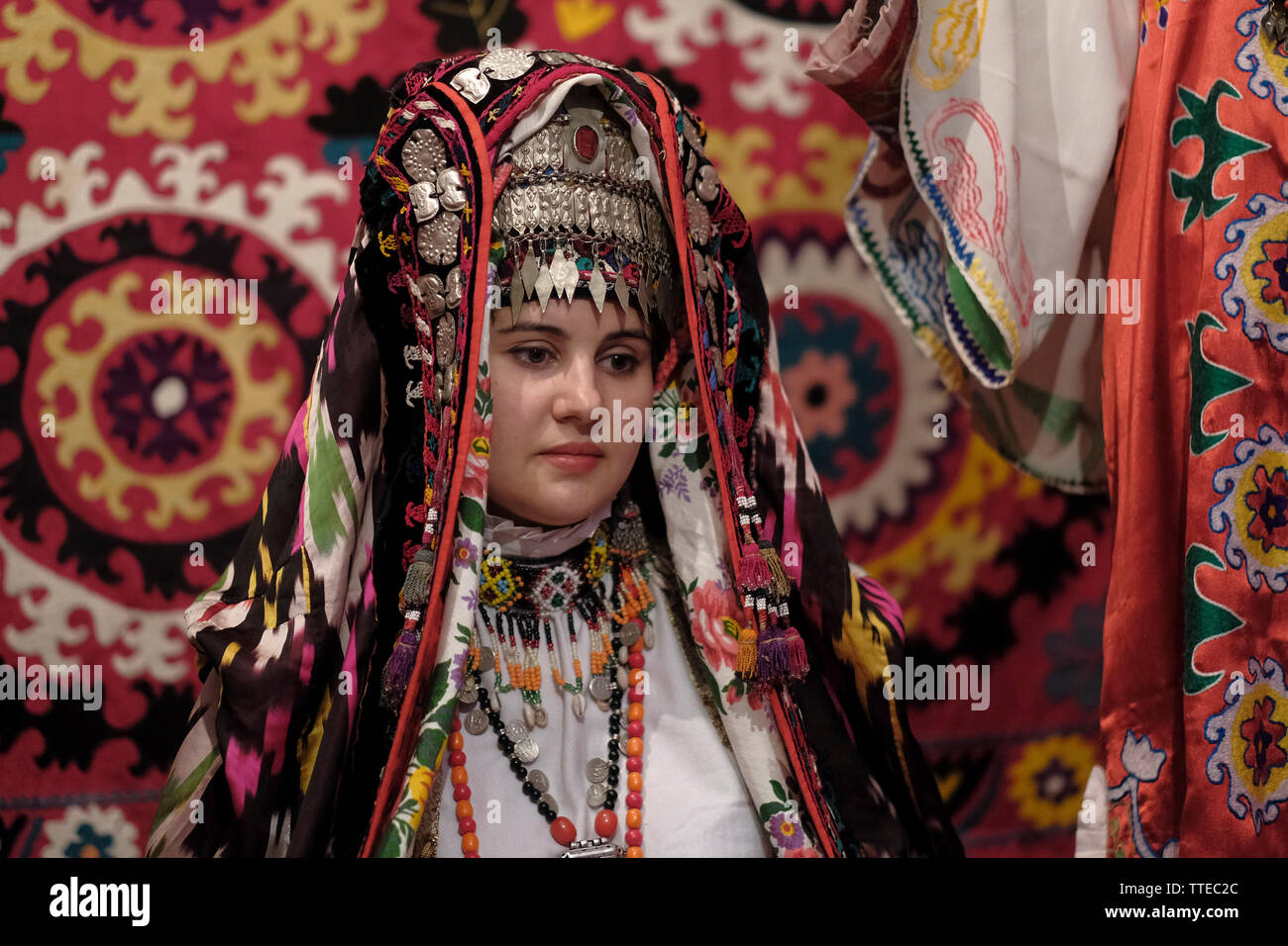 Uzbek bride wearing traditional kokoshnik tillya-kosh or tilla kosh ...