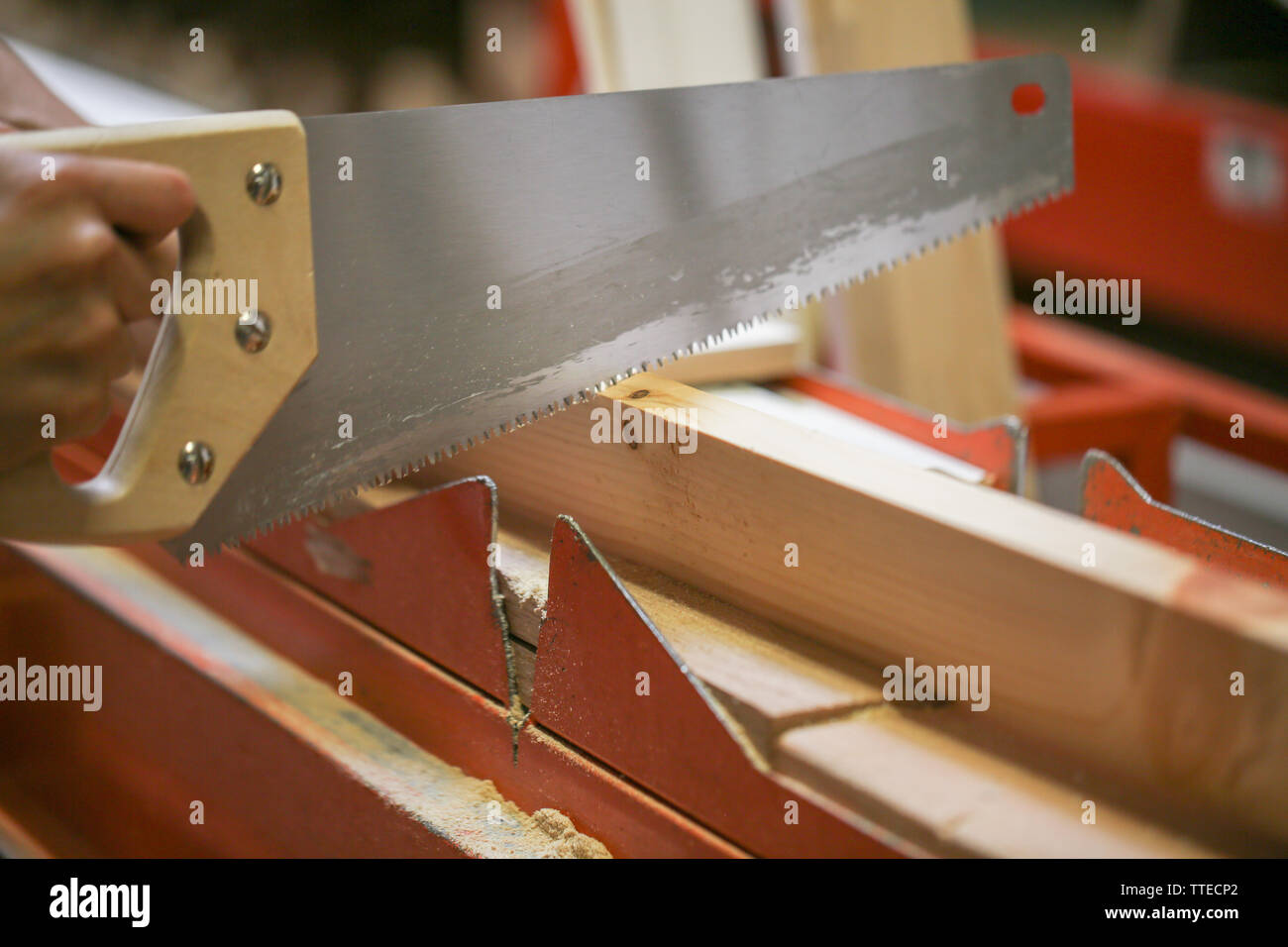 Person sawing hi-res stock photography and images - Alamy