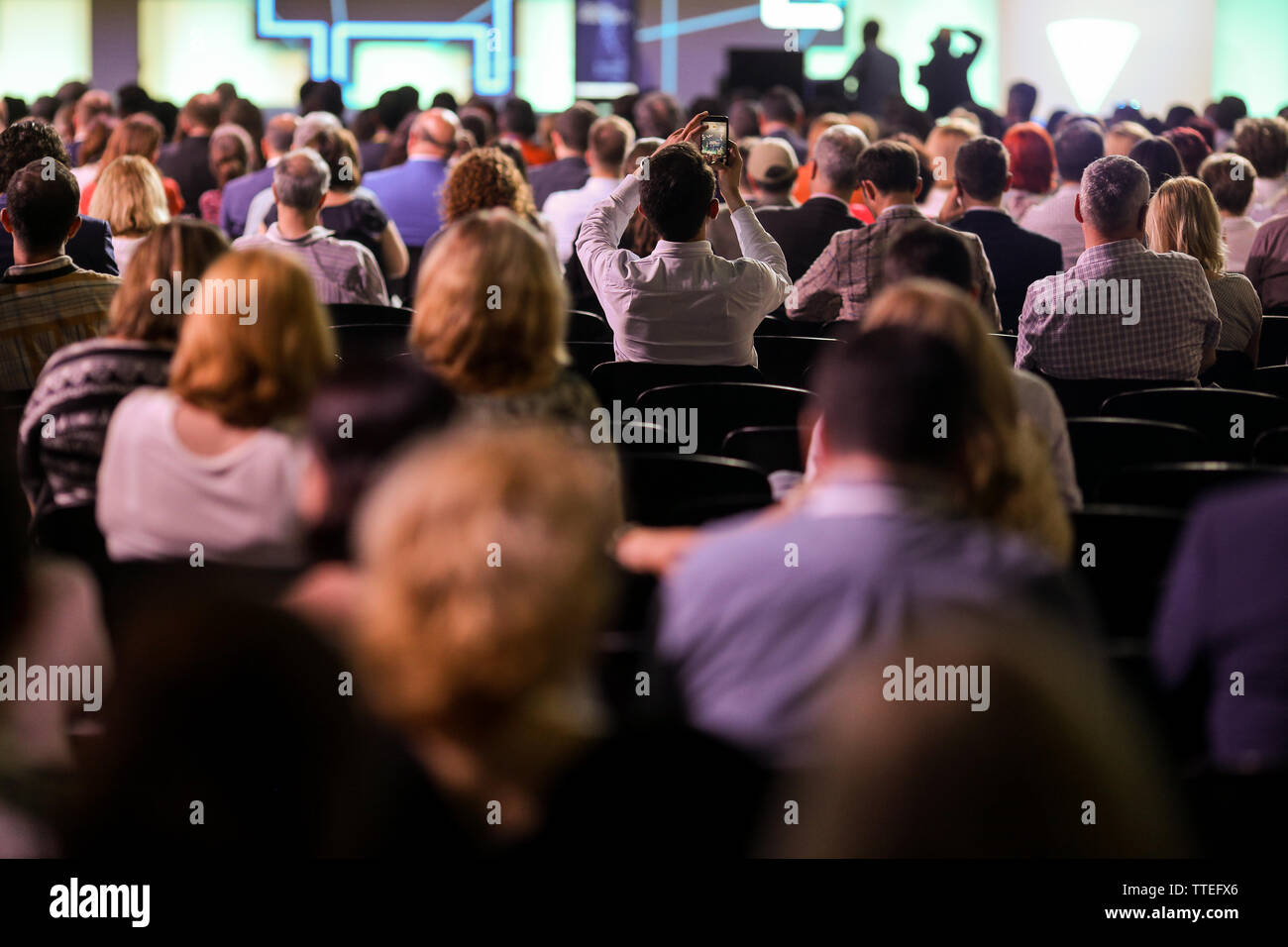 People at a big presentation hi-res stock photography and images - Alamy