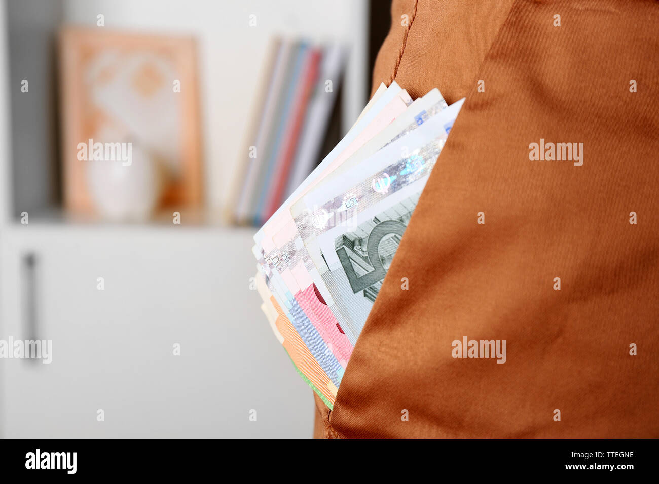Five euro in pocket hi-res stock photography and images - Alamy