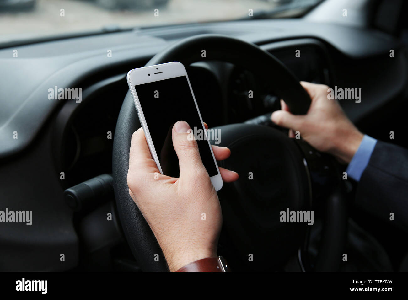 Man driver using smart phone in car Stock Photo - Alamy