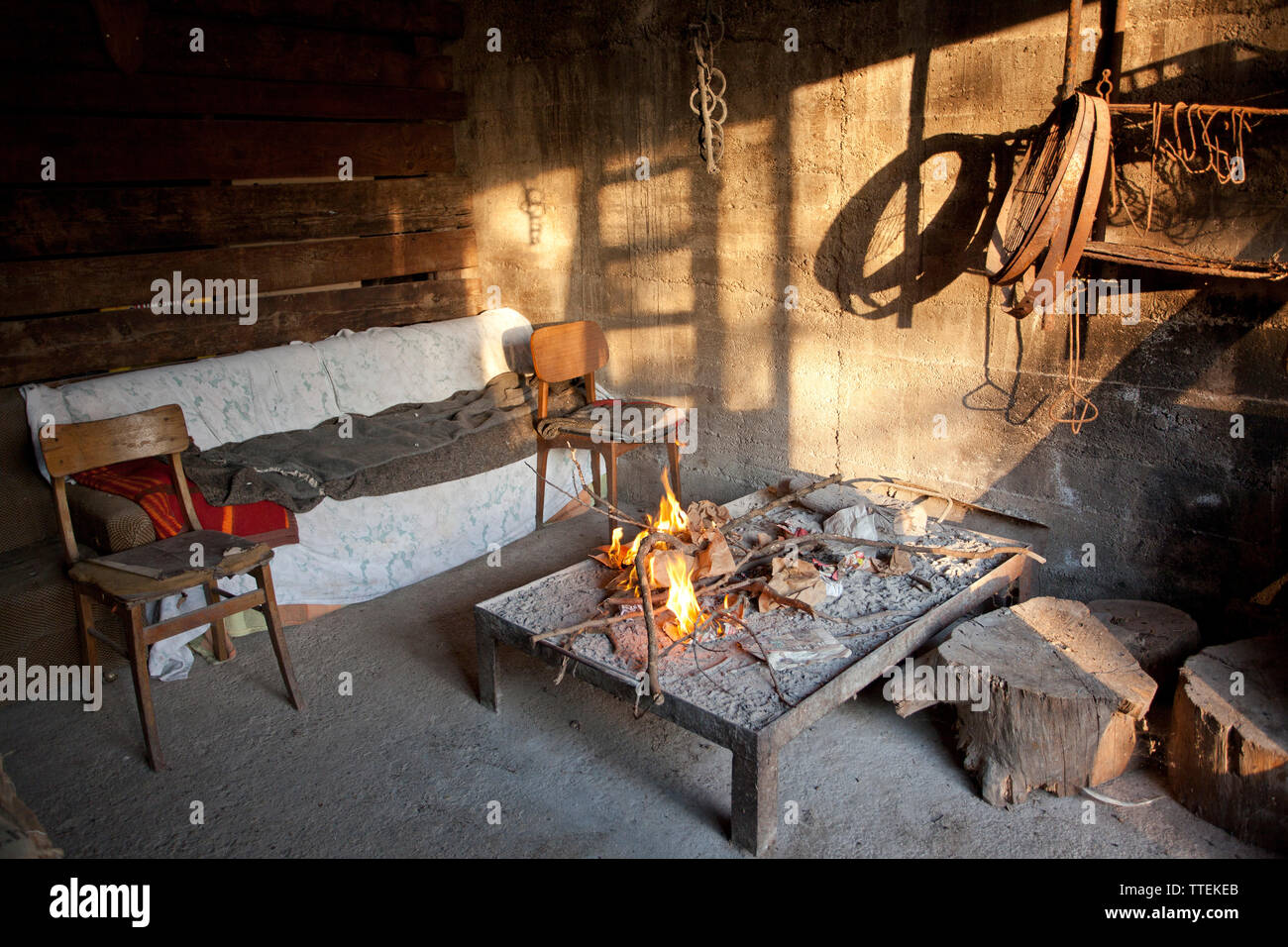 Antique old fireplace hearth hi-res stock photography and images - Alamy